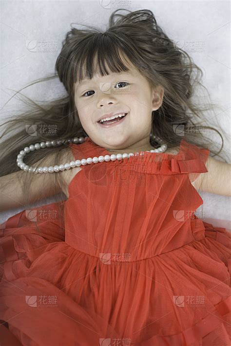 穿红衣服的小女孩