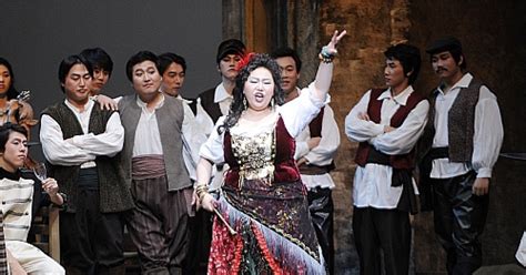 화려한 무대의 오페라 운명의 힘