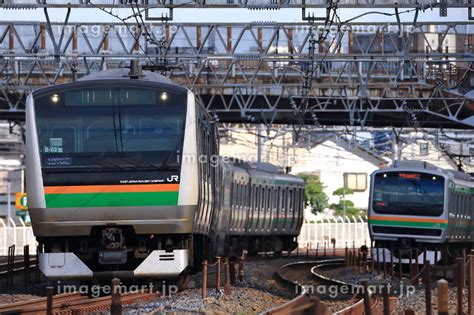 上野東京ラインと湘南新宿ラインが並走するシーンの写真素材 [257085102] イメージマート
