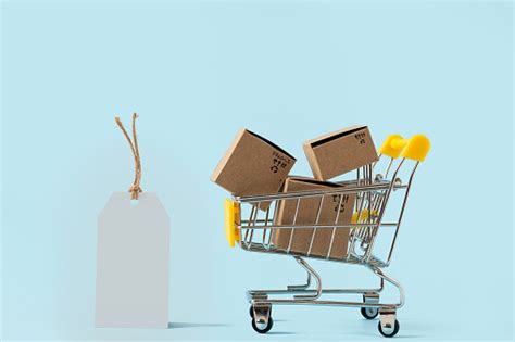 파란색 배경에 상자와 빈 태그장난감 쇼핑 카트 텍스트 또는 디자인공간을 복사합니다 판매 할인 쇼핑 및 배달 개념 소비자 사회 동향 Po에 대한 스톡 사진 및 기타 이미지