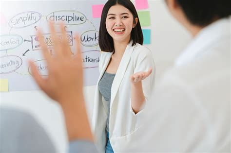 크리에이티브 에이전시 비즈니스 브레인 스톰 미팅 프레젠테이션 제품 출시 프레젠테이션 기획 전략 신사업 개발에 대한 로드맵 논의