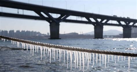 혹한에 순식간 얼어붙은 물사실은 과냉각현상 때문