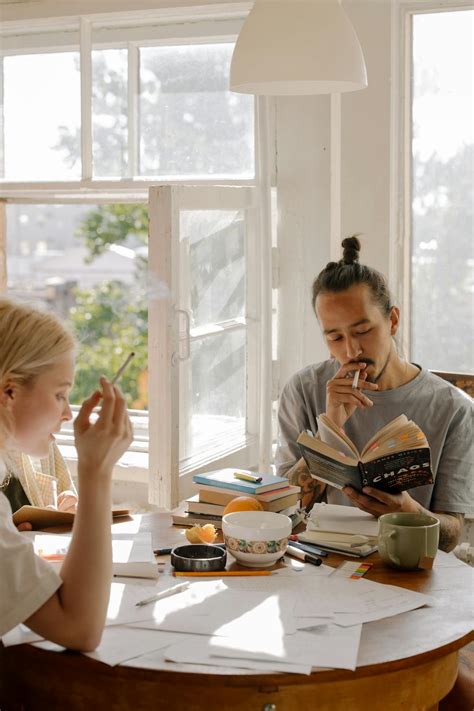 공부 파트너 공부하는 공부하다 공유 학습 교과서 교육 노트 담배 담배를 피우는 대학교 대학생 독서하는 두