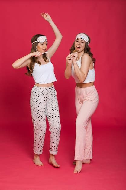 Duas Meninas De Pijama E Máscaras De Dormir Dançando E Cantando Em Um