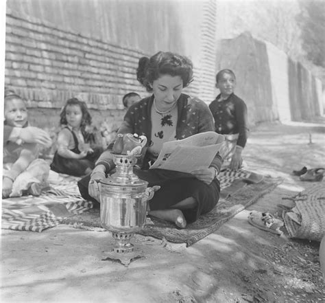 قاب تاریخ عکس دیده نشده از ثریا قاسمی، تعارف غذای رجایی به بنی‌صدر و