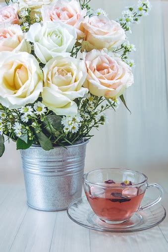 장미 아름 다운 꽃의 꽃다발의 장미 차 차 휴식 나무 테이블에 설정합니다 건강한 생활방식에 대한 스톡 사진 및 기타 이미지 건강한 생활방식 꽃 식물 다발 Istock