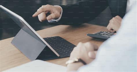 젊은 스타트 업 사업가 팀워크 브레인 스토밍 회의는 새로운 프로젝트 투자에 대해 논의합니다 사진 Unsplash의 사람들의 그룹 이미지