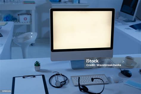 의사 수술에서 워크 스테이션에서 조명 화면이있는 데스크톱 컴퓨터 간호사에 대한 스톡 사진 및 기타 이미지 간호사 데스크탑