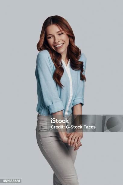 매우 아름다운 회색 배경에 서있는 동안 미소 매력적인 젊은 여자 긍정적인 감정 표현에 대한 스톡 사진 및 기타 이미지 긍정적인 감정 표현 명랑한 모던 양식 Istock