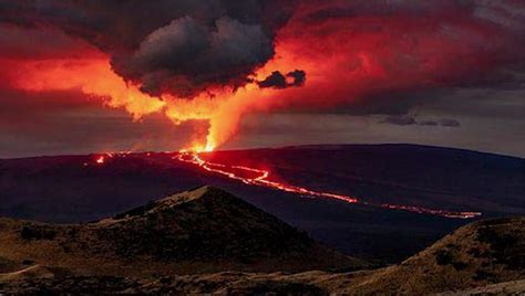 夏威夷毛納羅亞火山沉寂40年再噴發 攝影師追熔岩「美景曝光」！ moneydj理財網