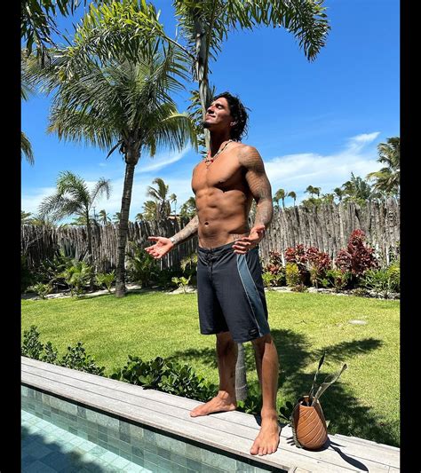 Foto Gabriel Medina está solteiro desde o término Yasmin Brunet Purepeople