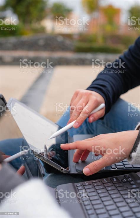 디지털 태블릿에서 터치 스크린을 사용 하 여 외부에 젊은 여자의 클로즈업 2명에 대한 스톡 사진 및 기타 이미지 2명 계획