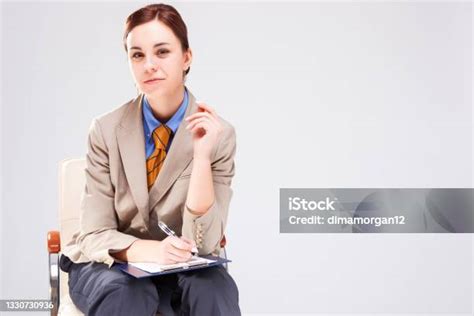 포지티브 백인 갈색 머리 여자 정장 블루 셔츠와 넥타이 노트를 만드는 동안 종이 폴더와 의자에 포즈 가로 이미지 컴포지션 20