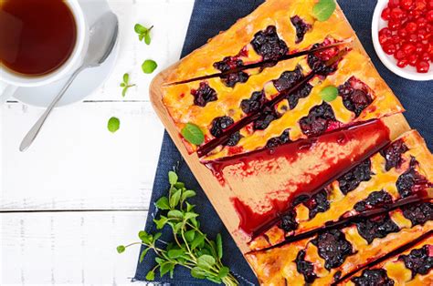 딸기 맛 있는 수 제 파이 조각 및 향기로운 차 한 잔으로 잘라 최고의 볼 수 있습니다 독립 기념일에 대 한 미국의 전통 요리입니다 0명에 대한 스톡 사진 및 기타 이미지