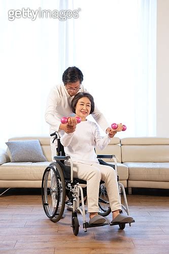 노인커플 이성커플 건강한생활 주제 실버라이프 주제 미소 물리요법 치료 휠체어 애정 밝은표정 이미지 Jv11352273 게티이미지뱅크