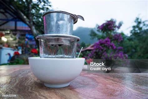 모카 냄비 오래된 커피 메이커에 에스프레소 커피 베트남 스타일의 뜨거운 커피 떨어지는 하롱 베이의 베트남 산악 풍경을 배경으로 자연에서 아침 식사 0명에 대한 스톡 사진 및