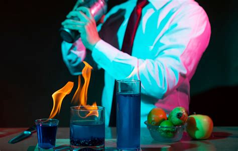 바에서 칵테일 셰이커로 알코올 음료를 준비하는 바텐더 20 24세에 대한 스톡 사진 및 기타 이미지 20 24세 남성