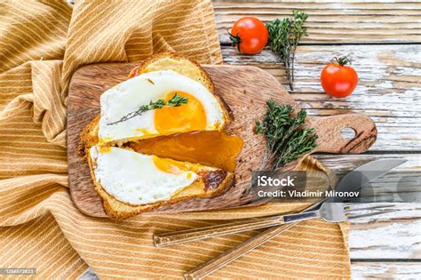 치즈와 햄을 곁들인 프렌치 토스트 크로크 마담 흰색 배경입니다 위쪽 보기 녹기에 대한 스톡 사진 및 기타 이미지 녹기