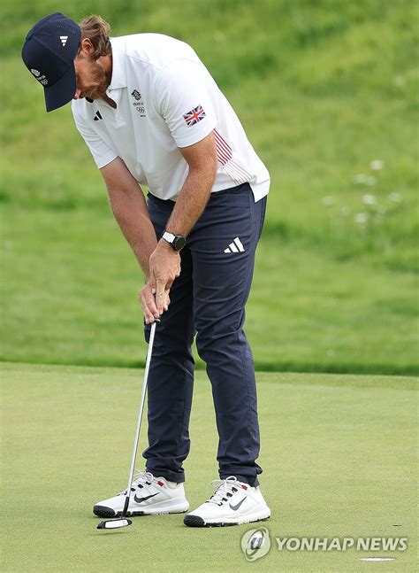 퍼팅 시도하는 플리트우드 연합뉴스