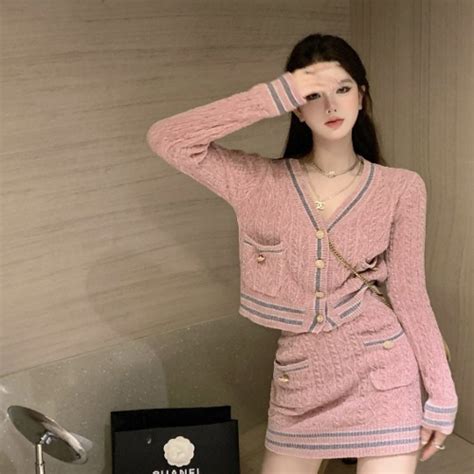 위드포에버 S당일배송가을신상데이트룩세트상품 핑크 앤 그레이 라인 포인트 골드버튼 브이넥 루즈핏 꽈배기 니트 가디건 니트스커트 미니스커트 투피스 셋업 세트 데이트