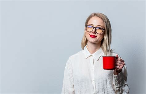 흰색 배경에 커피의 빨간 머그잔흰색 셔츠에 아름다운 금발의 초상화 30 34세에 대한 스톡 사진 및 기타 이미지 30 34세