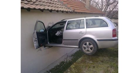 Шофьор се заби като пирон в къща снимки