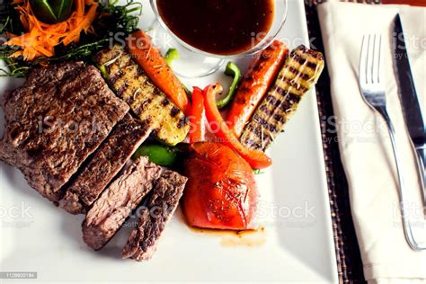 구운된 야채와 쇠고기 스테이크 흰색 접시에 제공 됩니다 음식 개념 고기에 대한 스톡 사진 및 기타 이미지 고기 구이 굽기 Istock