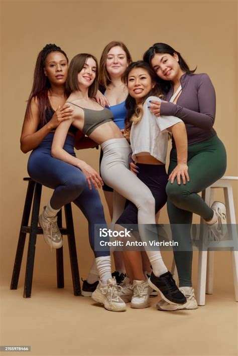 다양한 체형과 인종을 가진 다섯 명의 여성이 베이지색 스튜디오 배경에 함께 서 있는 단체 초상화 요가에 대한 스톡 사진 및 기타 이미지 Istock