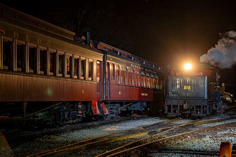 밤에는 빈티지 증기 기관차와 엔지니어가 급수탑에서 물을 끌어 올리는 모습 객차에 대한 스톡 사진 및 기타 이미지 객차 경관 고풍스런 Istock