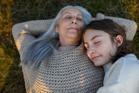 Foto Una Abuela Mayor Feliz Con Un Abuelo Adolescente Abrazándose En La Naturaleza En Un Día De