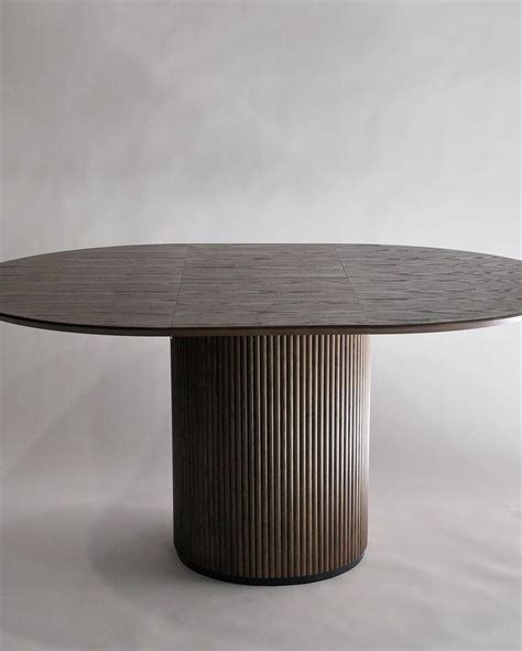 Обідній круглий розкладний стіл Сонях центральна флейтована деревяна опора мінімалістичний