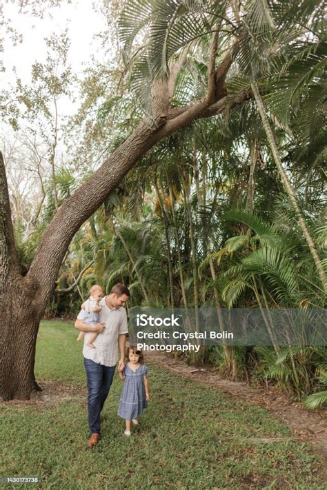 31 세의 미국 아버지와 쿠바 계 미국인 3 살짜리 딸 9 개월 된 아들과 함께 2022 년 9 월 열대 공원에있는 동안 2 3 살에 대한 스톡 사진 및 기타 이미지