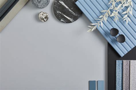 직물 페인트 파란색 나무 라멜라 패널 과 타일의 샘플 세련된 건축가 무드 보드의 플랫 평지 구성 화이트 블랙 블루 라이트 그레이 컬러 팔레트 공간을 복사합니다 템플렛 무드