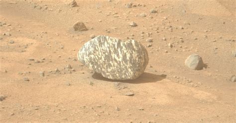 얼룩말 같은 선명한 줄무늬 화성에서 포착된 20㎝ 바위 정체는