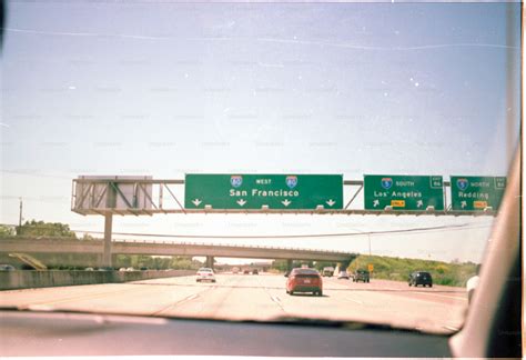 자동차는 다른 도시로 향하는 고속도로를 주행합니다 사진 Unsplash의 미국 이미지