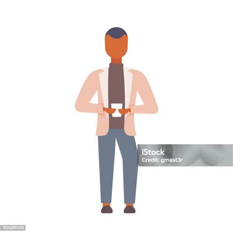 스마트폰 모바일 응용 프로그램의 통신 개념 전체 길이 남성 만화 캐릭터 평면을 사용 하 여 입력 메시지 비즈니스 남자를 잡고 사업 분리 경영자에 대한 스톡 벡터 아트 및