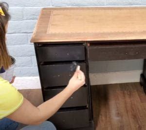 Woman Spends 5 To Turn Beat Up Desk Into Beautiful Piece