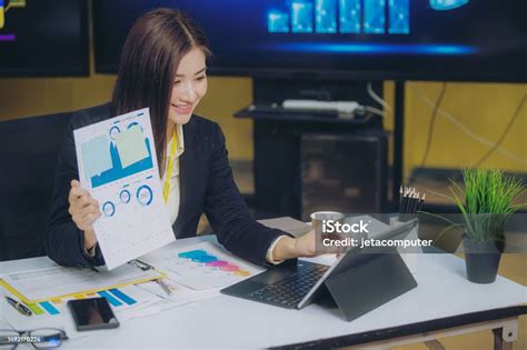 마케팅 계획 회전율과 이익을 분석하기 위해 그래프를 들고 있는 여성 사업가 사무실의 나무 테이블에 계산기와 노트북으로 세금 계산 25 29세에 대한 스톡 사진 및 기타