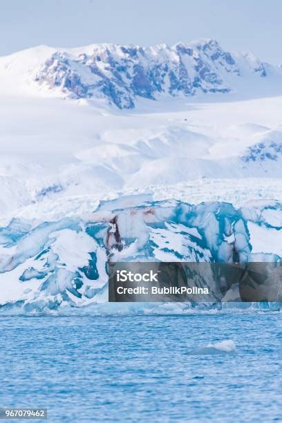 Spitsbergen 롱위에아르뷔엔 스발바르 북극 바다 겨울 극 지 날 일몰 하늘의 빙하 산의 얼음 자연 빙산 얼음 형태에 대한 스톡 사진 및 기타 이미지 Istock