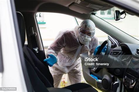 자동차 내부를 클렌징하고 소독 액체로 분무하십시오 바이러스 질환으로부터 보호하기 위해 내부 의 독실을 소독 고무 보호 장갑에 손 가족에 대한 스톡 사진 및 기타 이미지