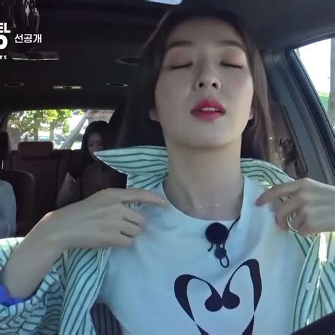 얼굴 캐조음 ㅜㅜ 출발하기 전에 백미러 보고 셔츠 깃이랑 머리 정리하는 아이린 잘생긴거 봐 나도 이 차 타러 갈래요 latulipebae