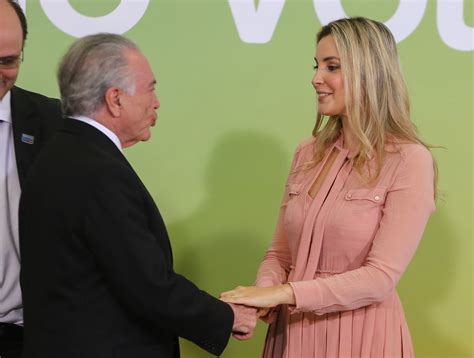 Em Cerimônia Temer Elogia Marcela E Dançarinas Declaram Amor Pelo