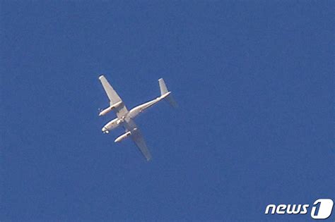 가자 지구 상공 비행하는 이스라엘 터보 프롭 비행기