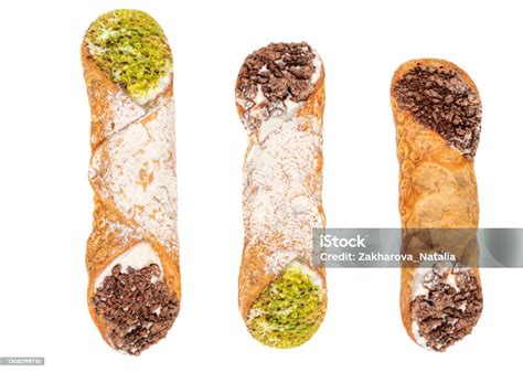 세 시칠리아 카놀리는 흰색 배경에 고립 달콤한 이탈리아 디저트 카놀로 3가지 개체에 대한 스톡 사진 및 기타 이미지 3가지 개체 개체 그룹 달콤한 음식 Istock