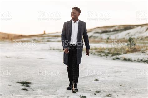 아프리카계 미국인 남자 트렌디 한 고전적인 옷을 입고 산의 배경에 대한 거리에 가을에 대한 스톡 사진 및 기타 이미지 가을 거리 걷기 Istock