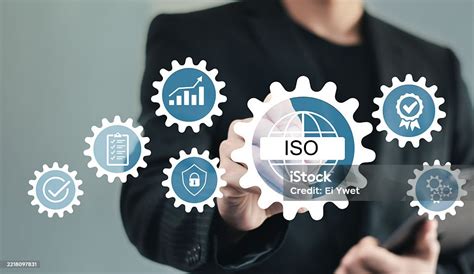 Iso 표준 품질 관리 보증 및 보증 비즈니스 기술 개념 Iso Iso 개념에 대한 품질 보증 및 문서 아이콘과 노트북 컴퓨터를 사용하는 사업가 가상현실에 대한 스톡 사진