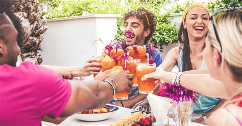 Cum Socializezi La Un Cocktail Party La Care Nu Cunoşti Pe Nimeni
