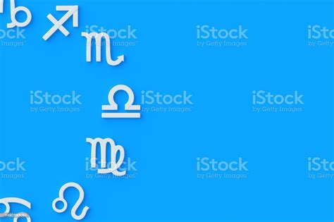 파란색 배경에 점성술 기호입니다 메탈릭 황금 조디악 심볼 별자리와 수비학 점성술 달력 평면도 복사 공간 3d 렌더링 수비학에 대한 스톡 사진 및 기타 이미지 Istock