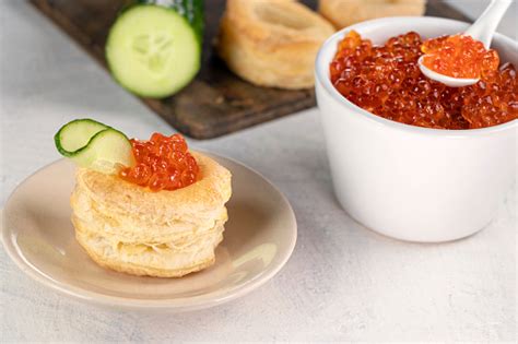 타르틀렛 빨간 캐비어 흰색 테이블에 오이 붉은 캐비어와 전채를 만들기위한 조리법 요리 과정 0명에 대한 스톡 사진 및 기타 이미지 Istock