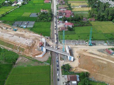 Pemasangan Balok Erection Girder Jembatan Tol Padang Sicincin ANTARA Foto